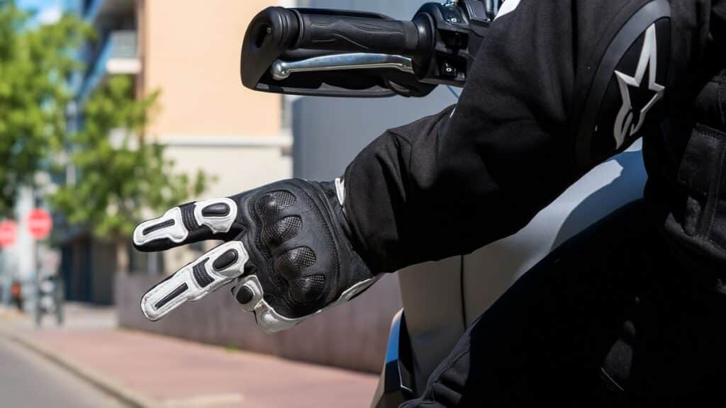 Voici pourquoi les motards font ce signe avec leur main lorsqu'ils se ...